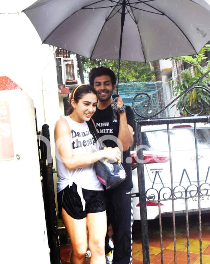 Kartik Aaryan – Sara Ali Khan Snapped by Paparazzi