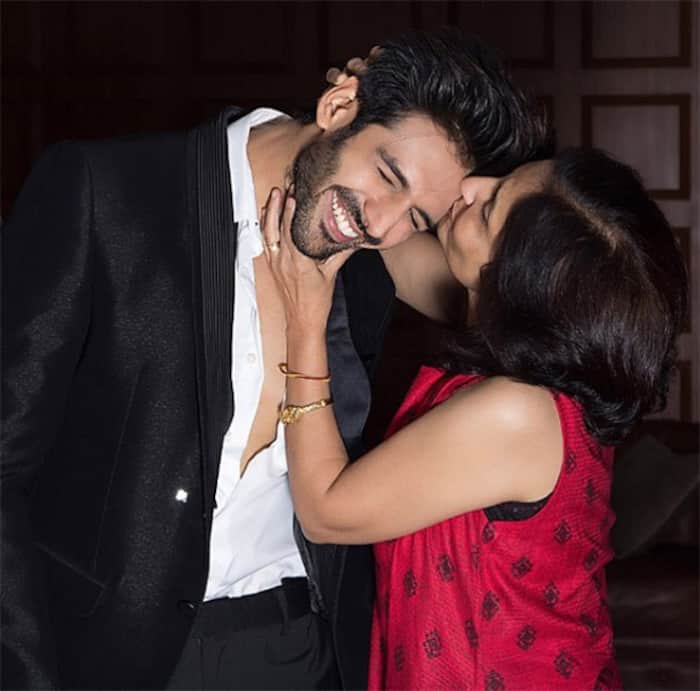 Kartik Aaryan posing shirtless for a picture