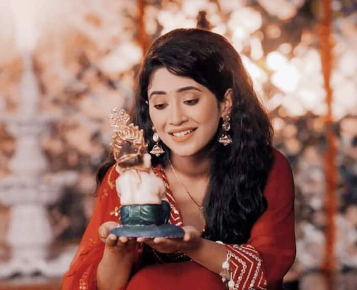 Yeh Rishta Kya Kehlata Hai Couple Sirat And Kartik Look Drenched in ...