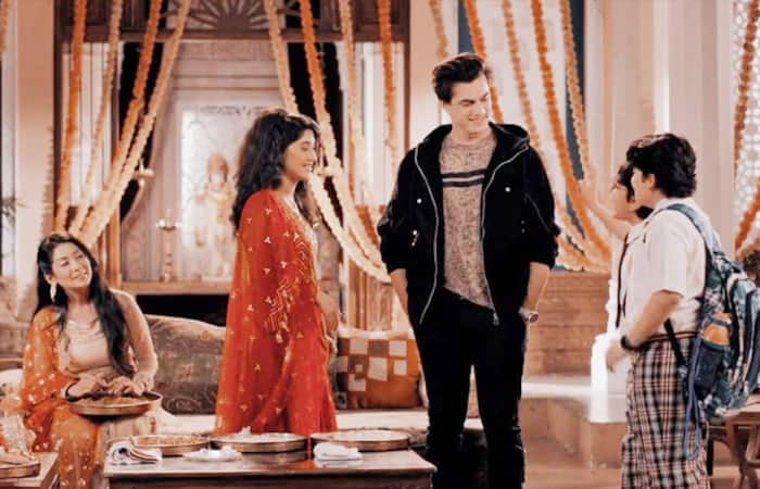 Yeh Rishta Kya Kehlata Hai Couple Sirat And Kartik Look Drenched in ...