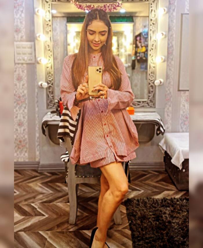 Pooja Banerjee Stuns in Saree