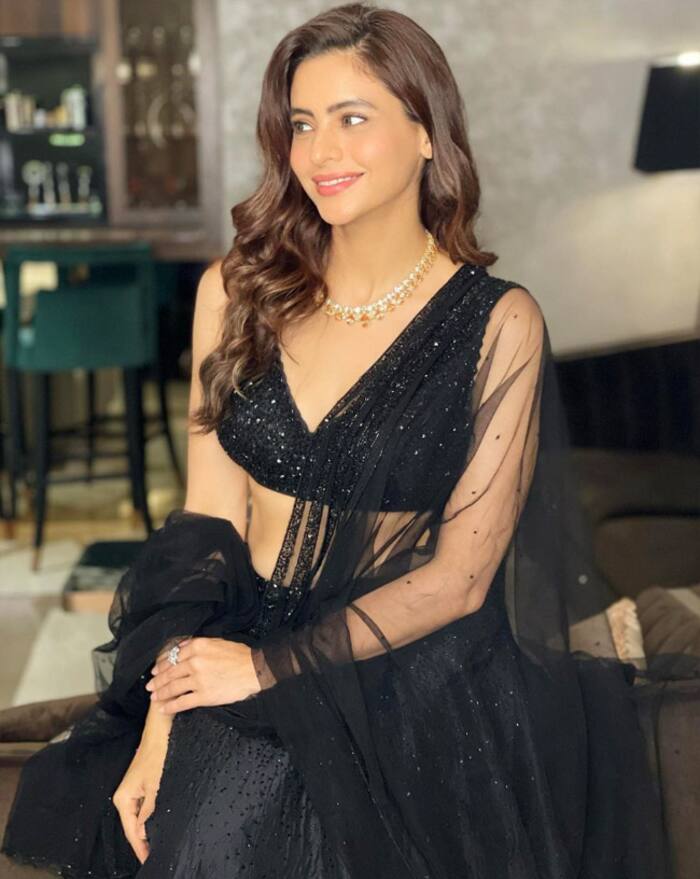 Aamna Shariff Looks Sizzling Hot In Stunning Lehenga Look