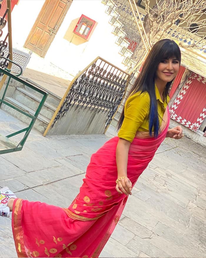 Phone Bhoot Promo: Katrina Kaif Looks Uber Cool in Pink Silk Saree With ...