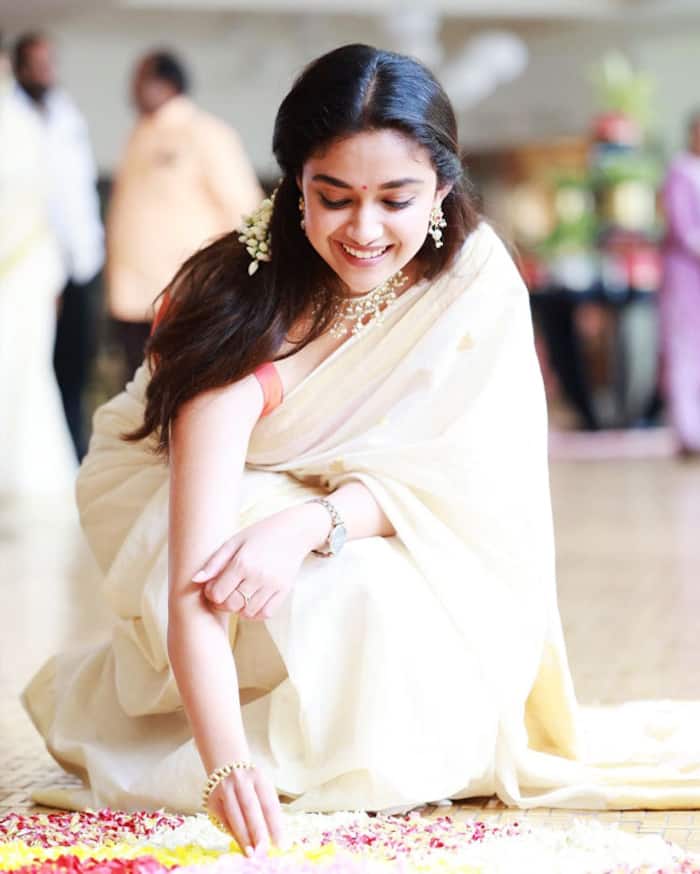Keerthy Suresh Serves Saree Goals in Traditional Kasavu Drape For Onam ...