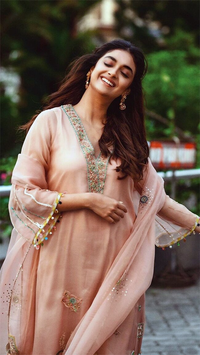 Keerthy Suresh Mesmerises in a Peach Suit Perfect For People Who Want ...