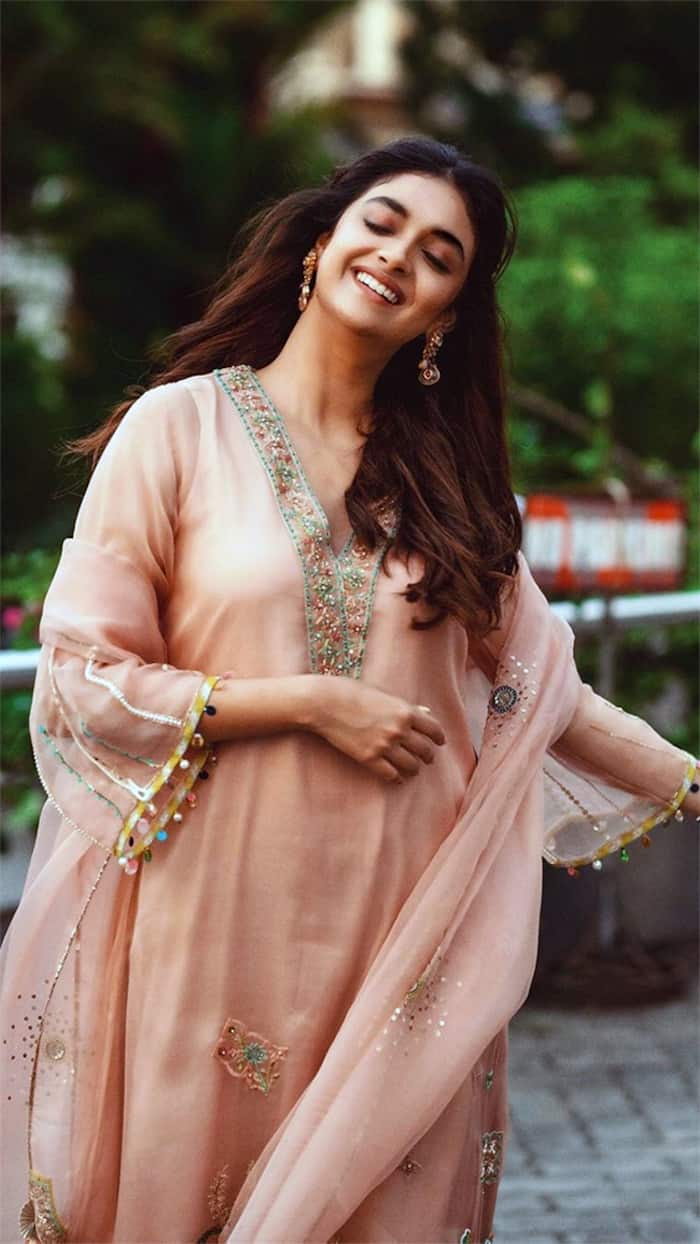 Keerthy Suresh Mesmerises in a Peach Suit Perfect For People Who Want ...