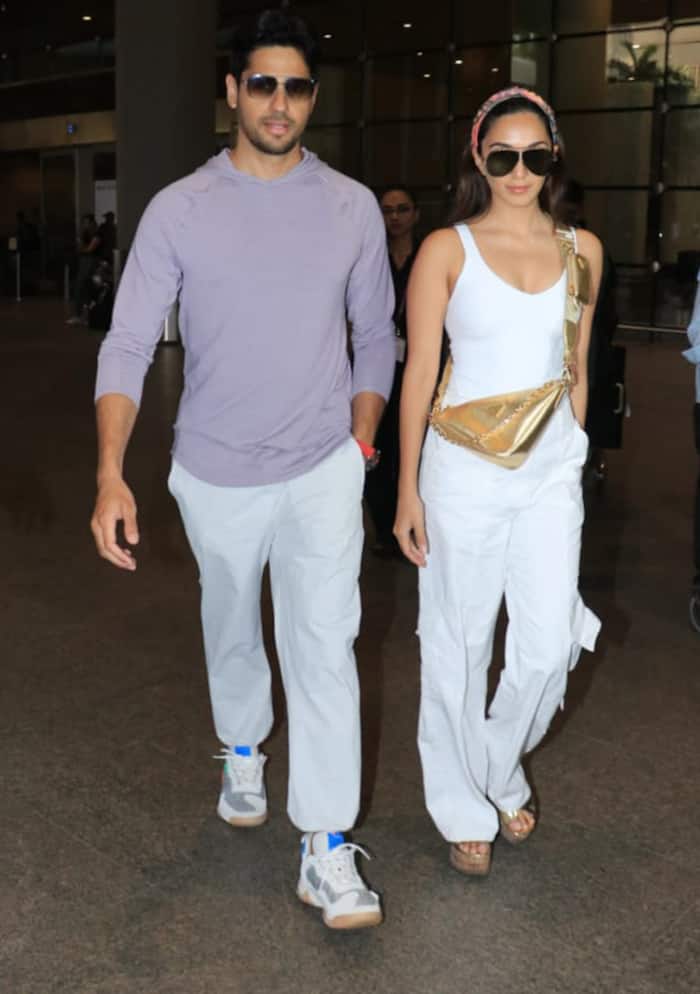 Kiara Advani And Sidharth Malhotra Smile As They Arrive In Style At ...