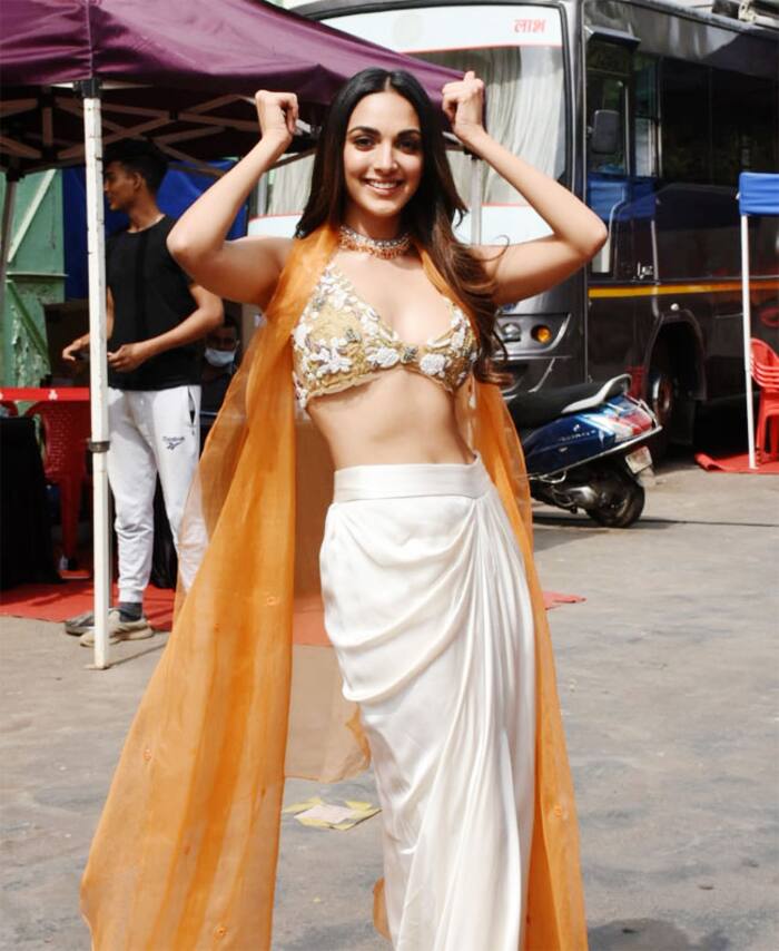 Kiara Advani Makes Jaws Drop in Sexy Bralette And Dhoti Skirt, Does ...