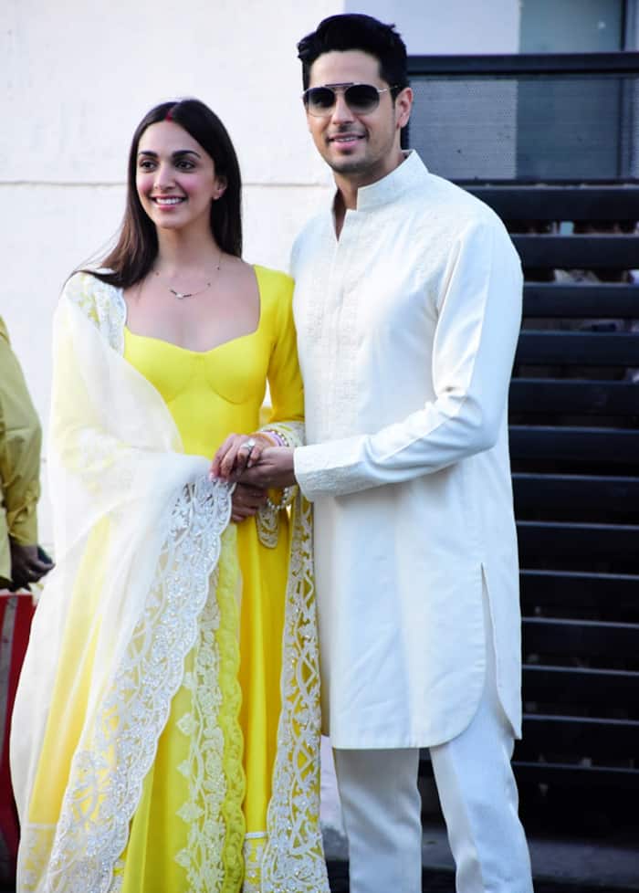 Nayi Naveli Dulhan Kiara Advani Serves Gorgeous Look in Yellow Plunging ...