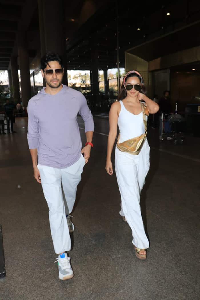 Kiara Advani And Sidharth Malhotra Smile As They Arrive In Style At ...