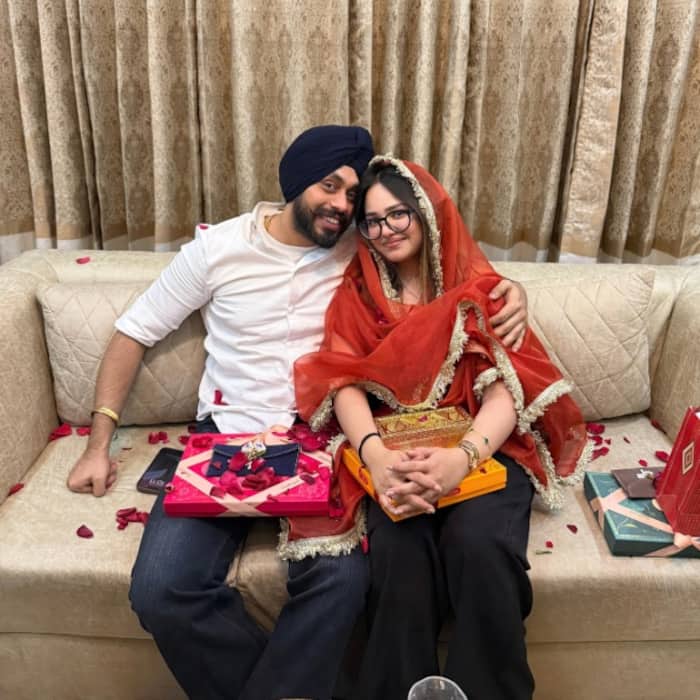SRH star Abhishek Sharma's sister Komal gets engaged at..., fiance is...