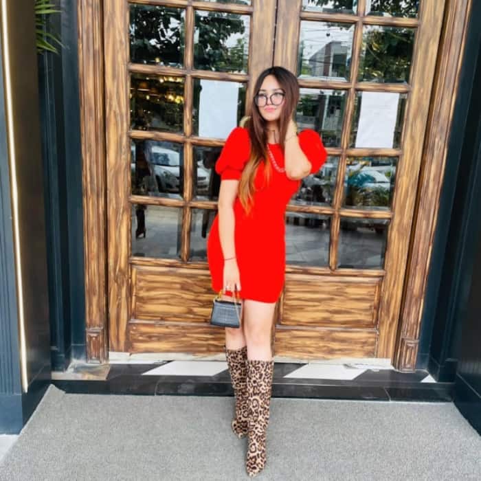 SRH star Abhishek Sharma's sister Komal gets engaged at..., fiance is...