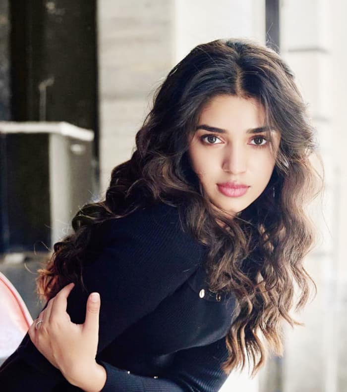 Krithi Shetty Maximises Hotness in Sexy Black Bodycon Dress - See Viral ...