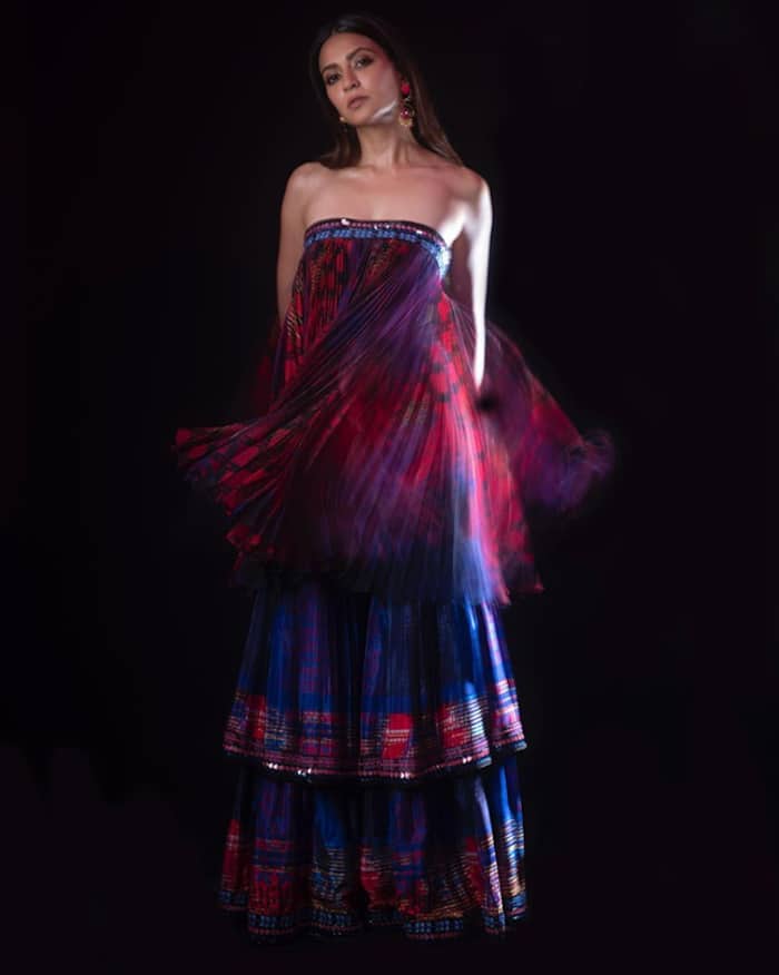 Kriti Kharbanda Looks Smoldering Hot in Blue Red Printed Cape And Pants ...