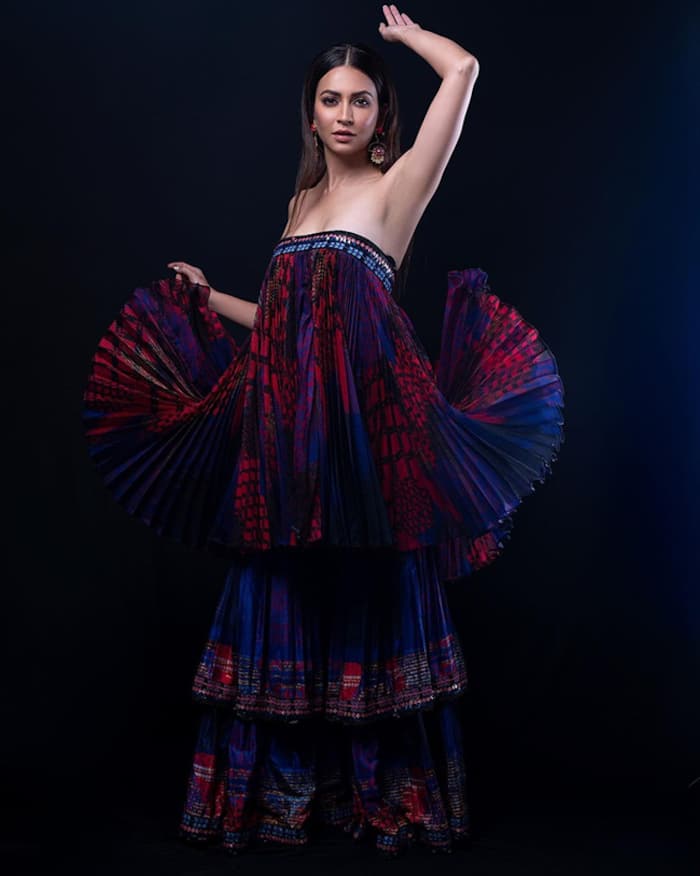 Kriti Kharbanda Looks Smoldering Hot in Blue Red Printed Cape And Pants ...