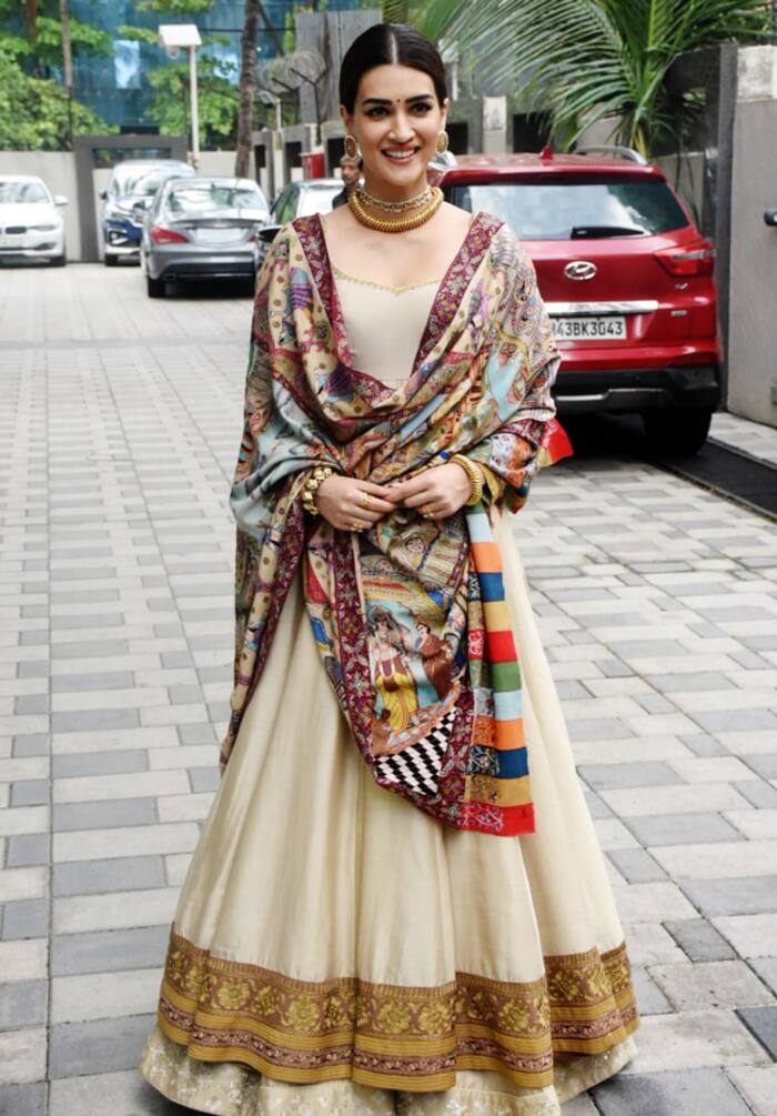Kriti Sanon Aka Goddess Sita Blesses The Internet With Her Khoobsurat Look in Beige Anarkali ...