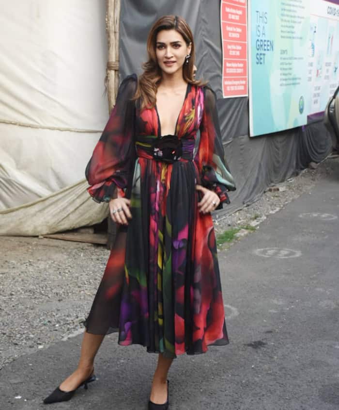 Kriti Sanon Looks Sizzling Hot In Black And Red Flowly Dress
