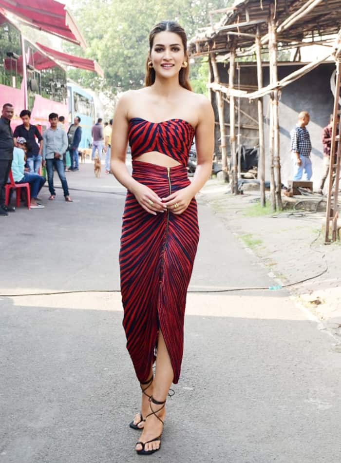 Kriti Sanon Goes Sultry in Black-And-Red Combo as She Promotes ...