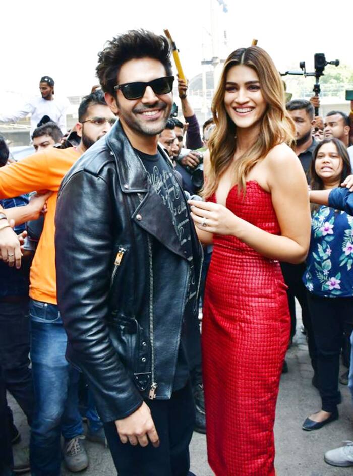 Kriti Sanon's Hot New Red Dress From Shehzaada Trailer Launch Costs Rs ...