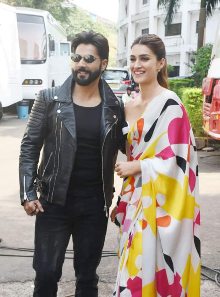 Kriti Sanon's Colourful Saree Reminds You of Holi But That Sexy Blouse is The Real Highlight ...