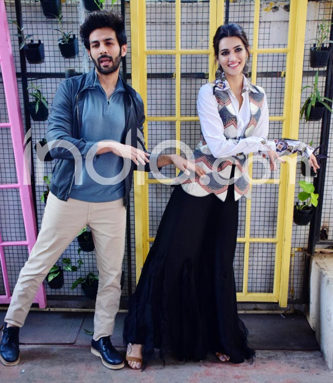 Kriti Sanon Kartik Aaryan Groove to Their Latest Song ‘Poster Lagwa Do ...