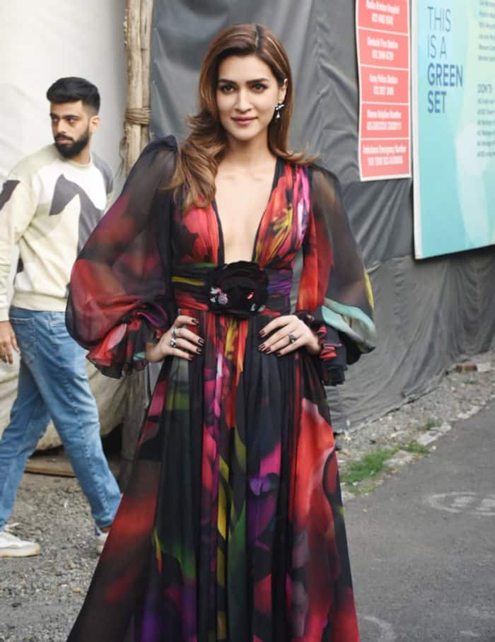 Kriti Sanon Looks Sizzling Hot In Black And Red Flowly Dress With Deep ...