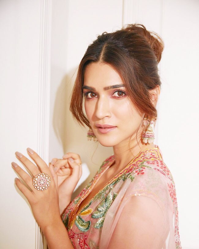 Kriti Sanon Oozes Oomph In Peach Lehenga