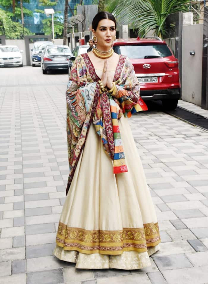 Kriti Sanon Aka Goddess Sita Blesses The Internet With Her Khoobsurat ...