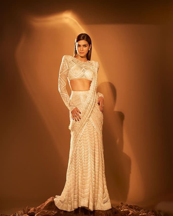 Kriti Sanon looks ravishing in subtle glam look