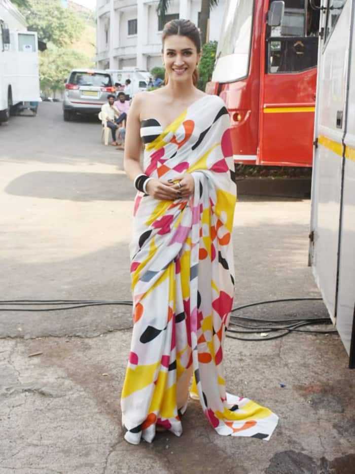 Kriti Sanon's Colourful Saree Reminds You of Holi But That Sexy Blouse is The Real Highlight ...
