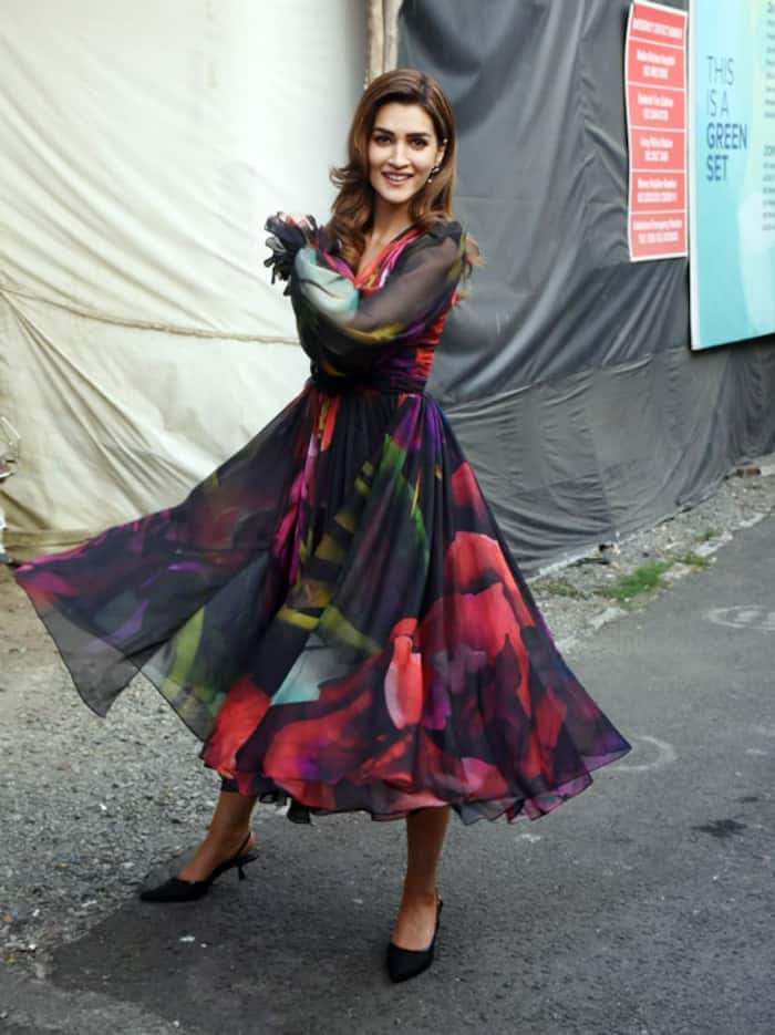 Kriti Sanon Looks Sizzling Hot In Black And Red Flowly Dress With Deep ...