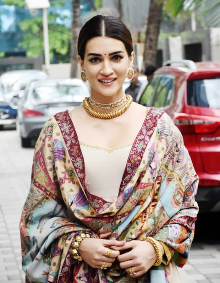Kriti Sanon Aka Goddess Sita Blesses The Internet With Her Khoobsurat Look in Beige Anarkali ...