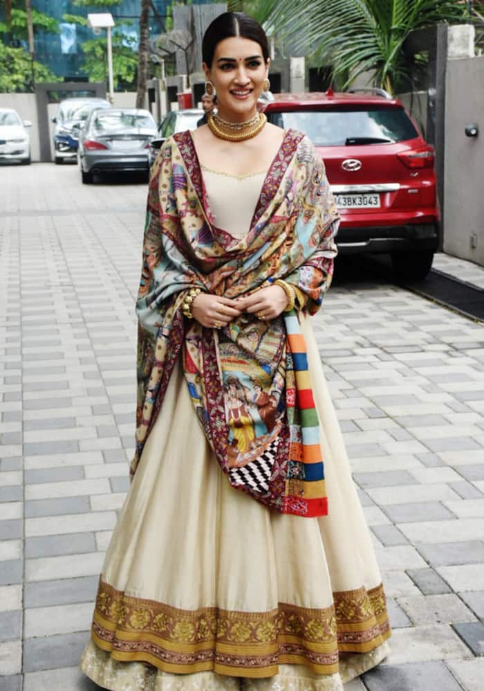 Kriti Sanon Aka Goddess Sita Blesses The Internet With Her Khoobsurat ...