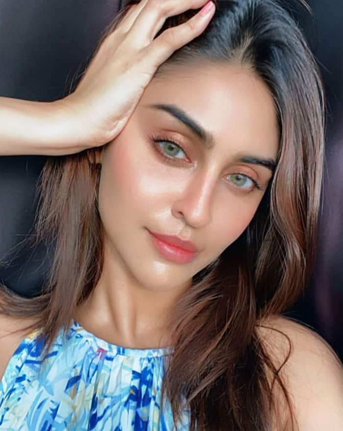 Krystle D’Souza Glams it up With Her Hot And Sexy Looks