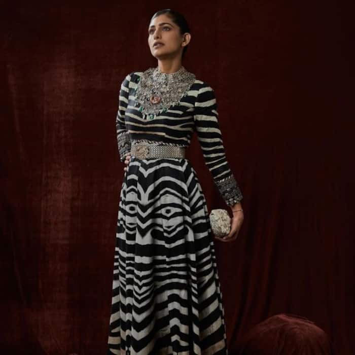 Kubra Sait-Inspired 8 Black Outfits For Party Wear