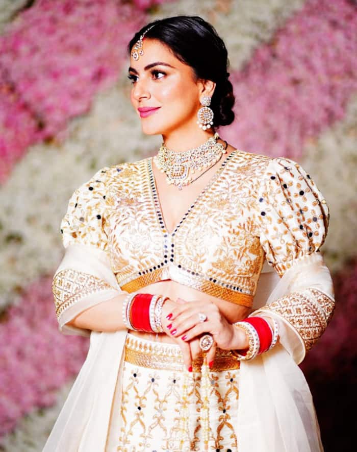 Shraddha Arya looks too gorgeous for words in a golden lehenga