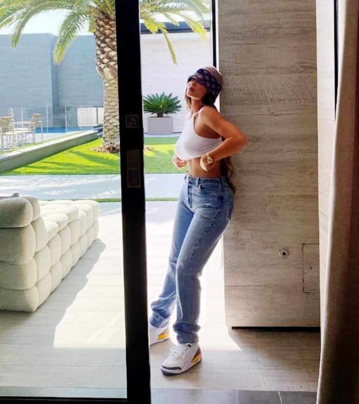 Kylie Jenner Oozes Oomph in white crop top, denim boyfriend jeans and a ...