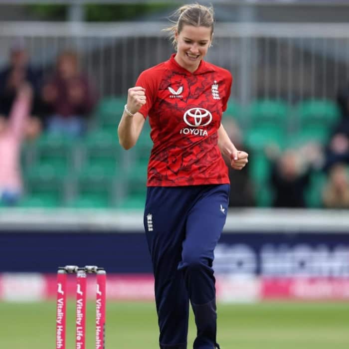 Lauren Bell took the wicket of India's strong player Smriti Mandhana