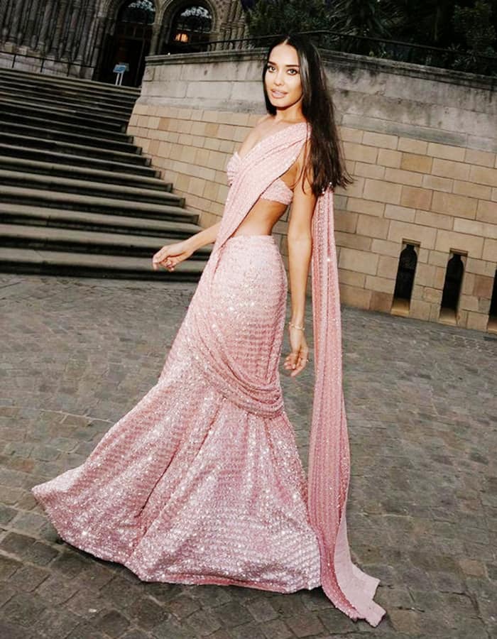 Lisa Haydon Makes ‘Vatavaran’ Hot And Happening in Shimmery Pink Saree ...