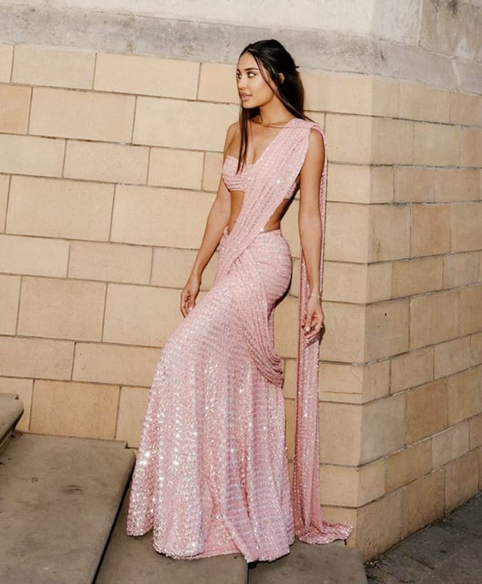 Lisa Haydon Makes ‘Vatavaran’ Hot And Happening in Shimmery Pink Saree ...