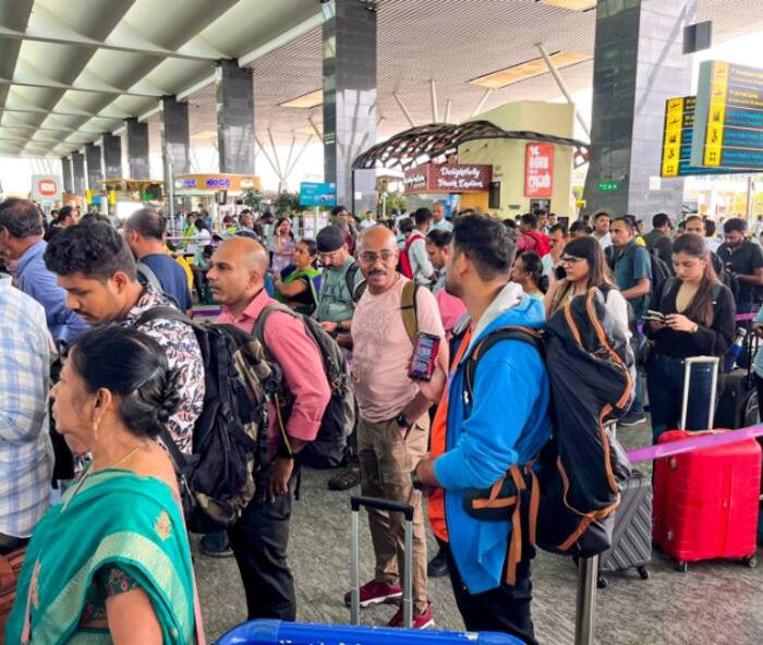 IN PICS: Long Queues, Passengers Stranded As Microsoft Outage Cripples ...