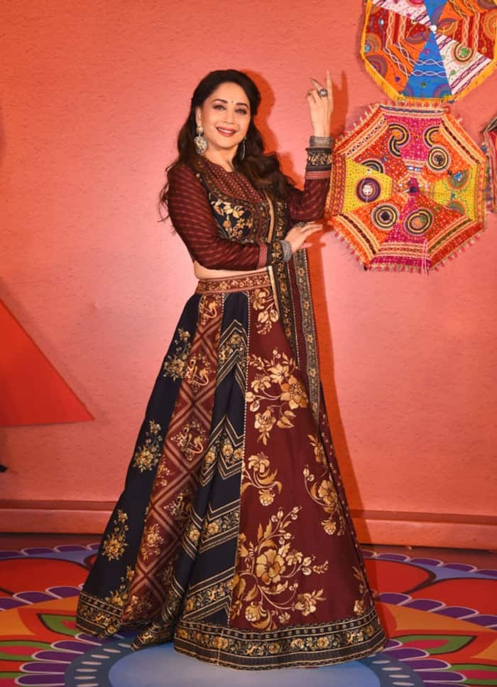 Madhuri Dixit Mesmerises With Her Dance at The Trailer Launch of Maja ...