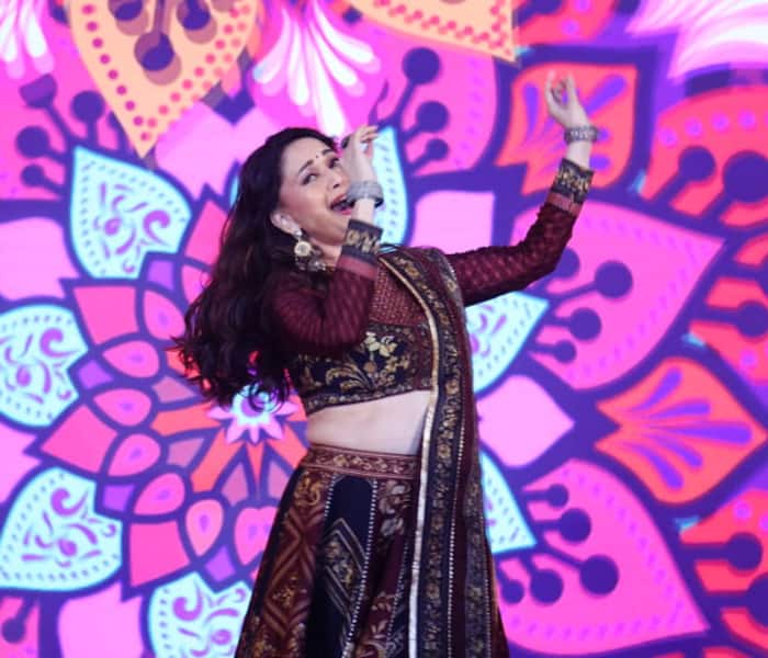 Madhuri Dixit Mesmerises With Her Dance at The Trailer Launch of Maja ...