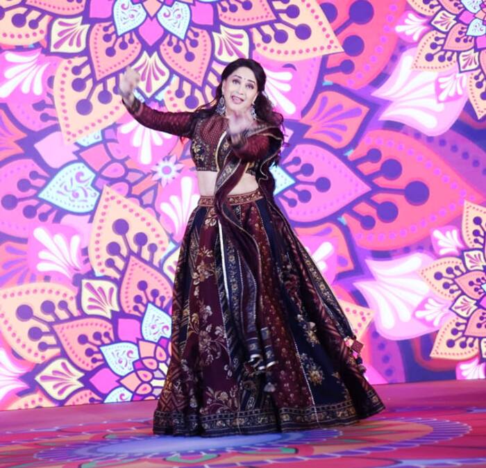 Madhuri Dixit Mesmerises With Her Dance at The Trailer Launch of Maja ...