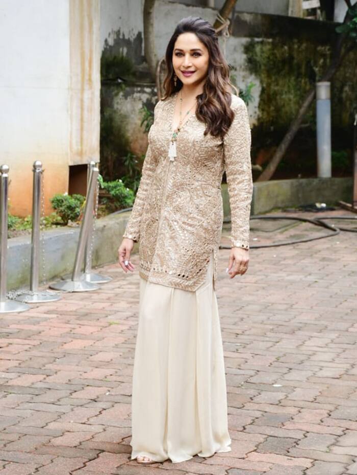 Even Madhuri Dixit Cannot Add Glam to This Dated Golden Look on Jhalak ...