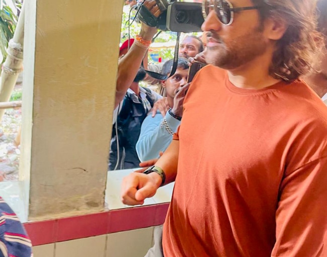 Mahendra Singh Dhoni arrives to cast his vote for the Lok Sabha elections