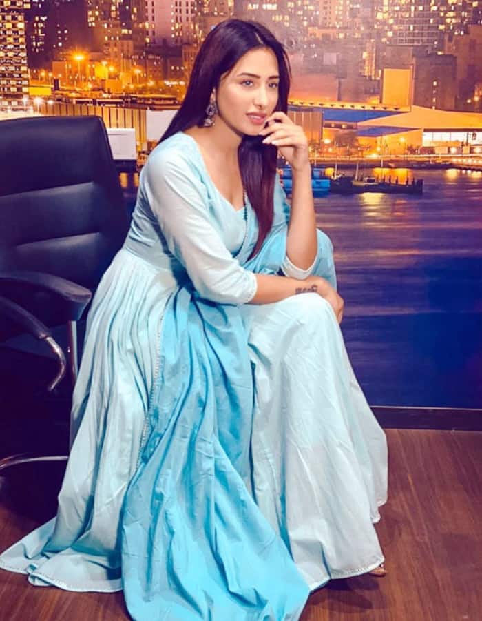 Mahira Sharma Looks Sexy in Black Shirt, See Photos