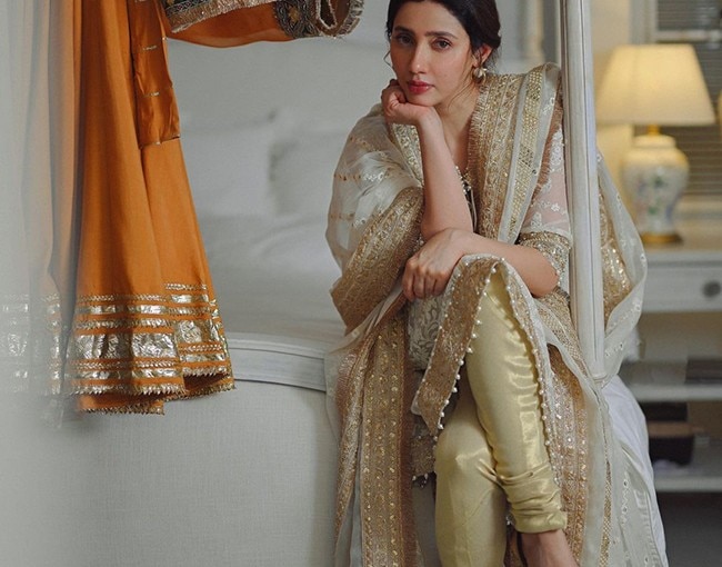 Mahira Khan is all set for the big day! She poses on her bed