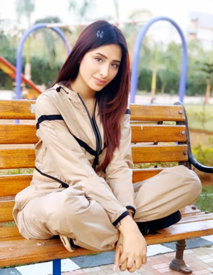 Mahira Sharma Looks Sexy in Black Shirt, See Photos