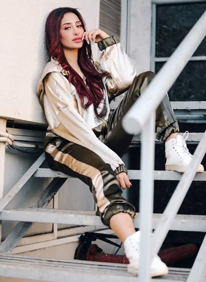 Mahira Sharma Looks Sexy in Black Shirt, See Photos